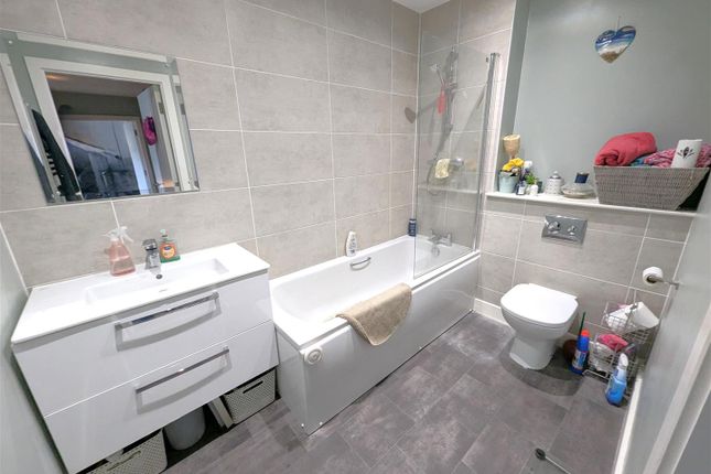 Station Road, Corby NN17, 2 bedroom flat for sale - 68940943 ...