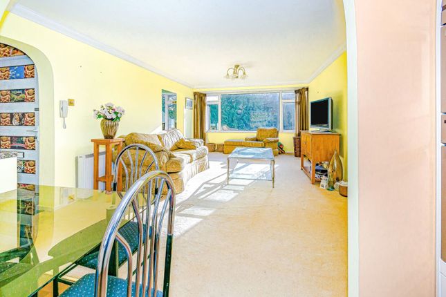 Wray Common Road, Reigate RH2, 2 bedroom flat for sale - 56887122 ...