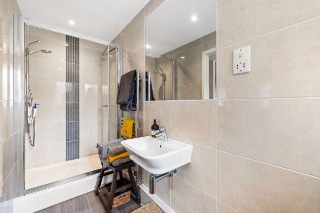 Ref: Sm - Illett Way, Faygate RH12, 2 bedroom flat for sale - 70481905 ...