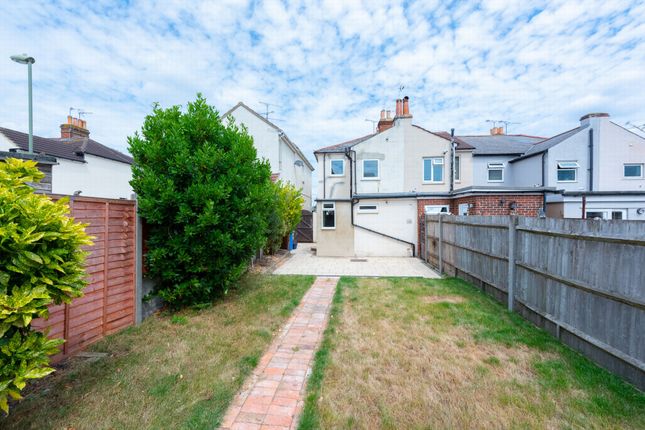 Queens Road Farnborough Gu14 3 Bedroom End Terrace House For Sale