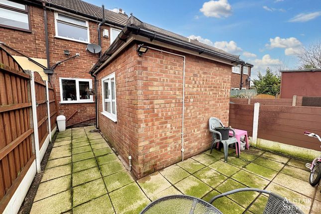 Turf Close, Royton OL2, 4 bedroom town house for sale - 69571963 ...
