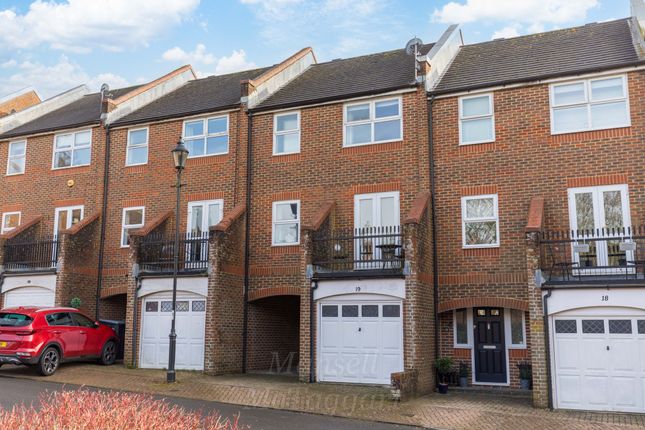 Manning Close, East Grinstead RH19, 5 bedroom town house for sale ...