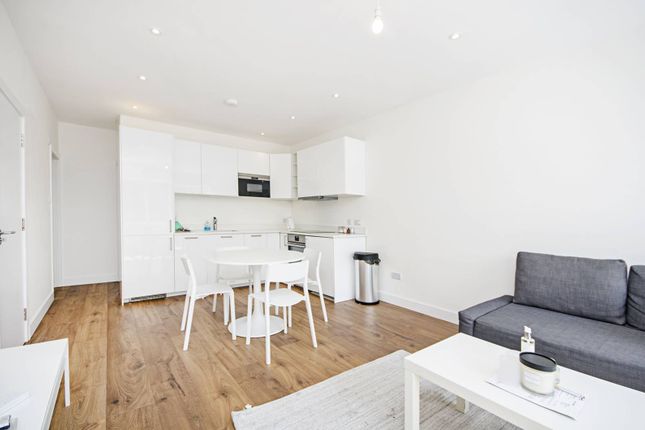 Clifton Gardens, Temple Fortune, London NW11, 3 bedroom flat to rent ...
