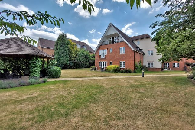 Between Streets, Cobham KT11, 2 bedroom flat for sale - 62530085 ...