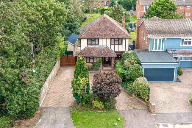 Homes for Sale in Central Avenue, Tower Park, Hullbridge, Hockley SS5 ...