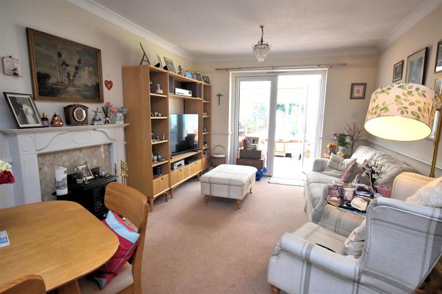 Dobbins Lane Wendover Aylesbury Hp22 2 Bedroom Bungalow For Sale