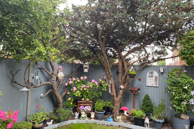 Cadmore Lane, Cheshunt, Waltham Cross EN8, 2 bedroom maisonette for ...