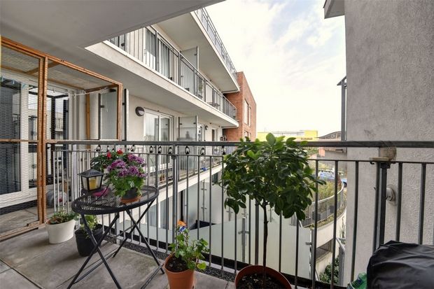 2 bed flat for sale in Holdsworth Lodge, East Finchley N2 - Zoopla