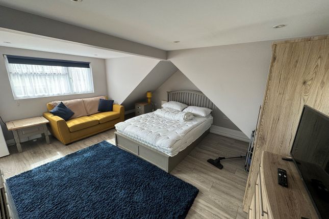 Clockhouse Lane, Ashford TW15, studio to rent - 68099534 | PrimeLocation