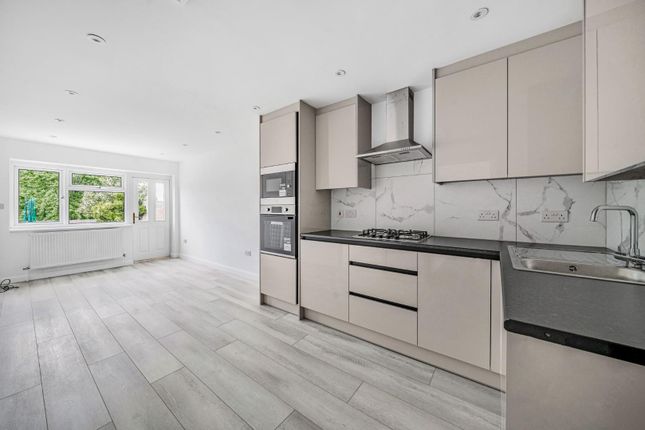 Wolf Lane, Windsor SL4, 2 bedroom bungalow for sale - 64917686 ...