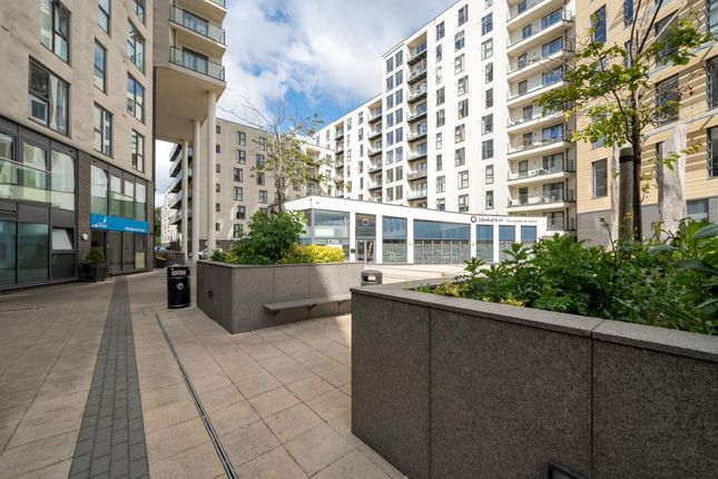 Woking, Surrey GU22, 2 bedroom flat for sale - 67595811 | PrimeLocation