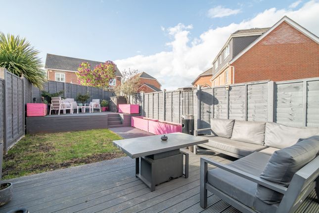 Burghfield Walk, Worting, Basingstoke RG22, 4 bedroom town house for ...