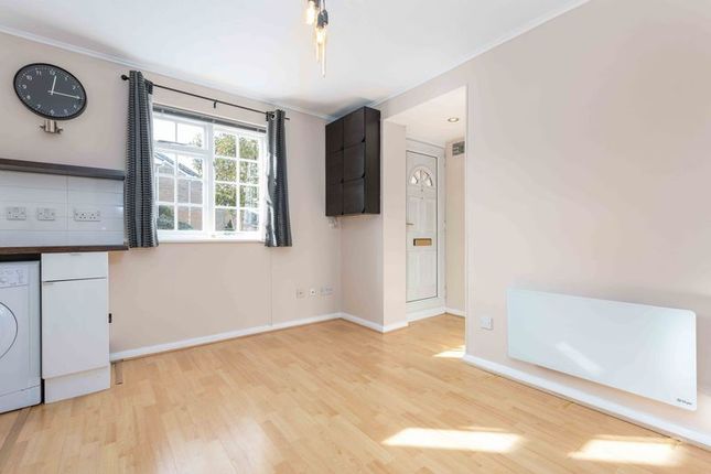 Finnart Close, Weybridge KT13, 1 bedroom flat to rent - 50135915 ...