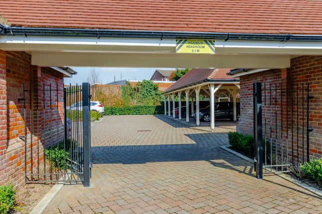 Brayfield Lane, Chalfont St. Giles HP8, 2 bedroom flat for sale ...