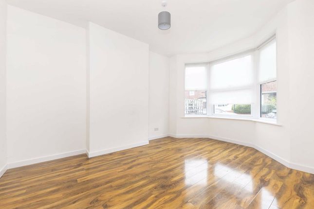Radbourne Road, London SW12, 2 bedroom flat to rent - 60141895 ...