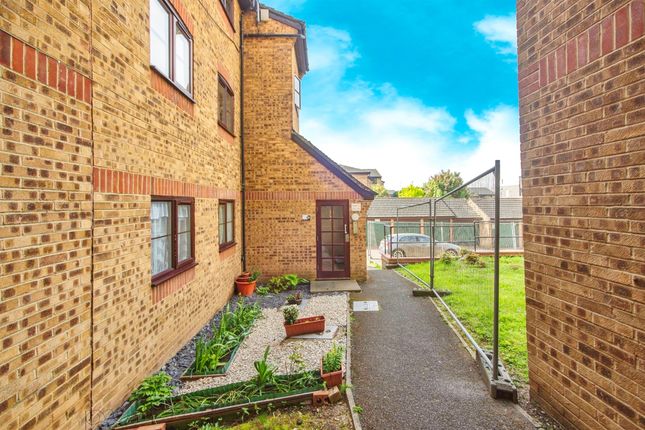 Bridge Road, Grays RM17, 2 bedroom flat for sale - 67287475 | PrimeLocation