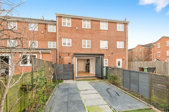 Meadowbrook Court, Leeds LS27, 4 bedroom town house for sale - 69562310 ...
