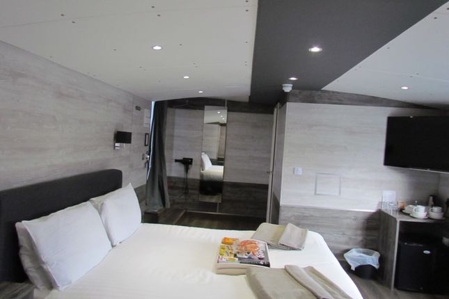 Packet Boat Lane, Uxbridge UB8, 3 bedroom houseboat for sale - 60713043 ...