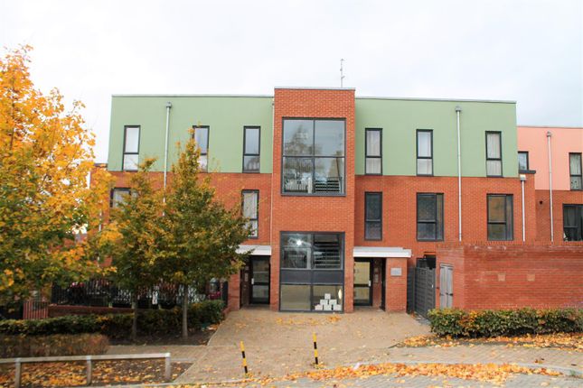 2 bed flat for sale in Wenlock Close, High Wycombe HP13 - Zoopla