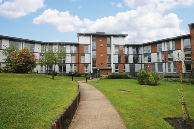 2 bed flat for sale in Commonwealth Drive, Crawley RH10 - Zoopla