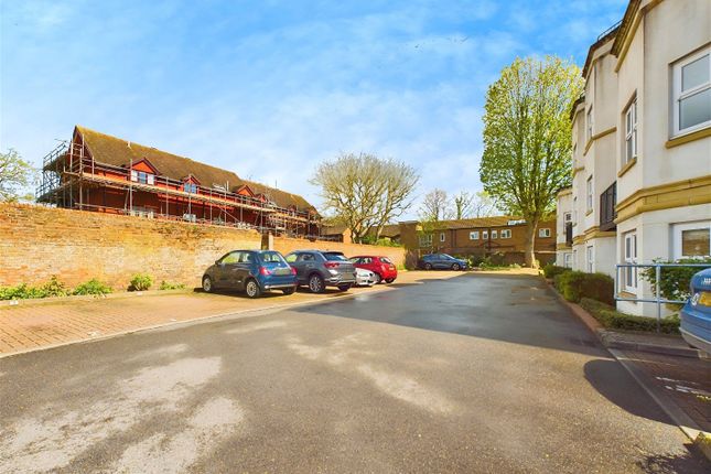 Hurst Road, Horsham RH12, 2 bedroom flat for sale - 67122194 ...
