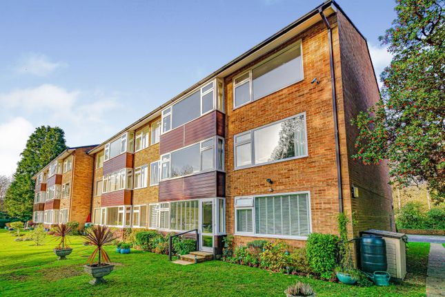 Wray Common Road, Reigate RH2, 2 bedroom flat for sale - 56887122 ...