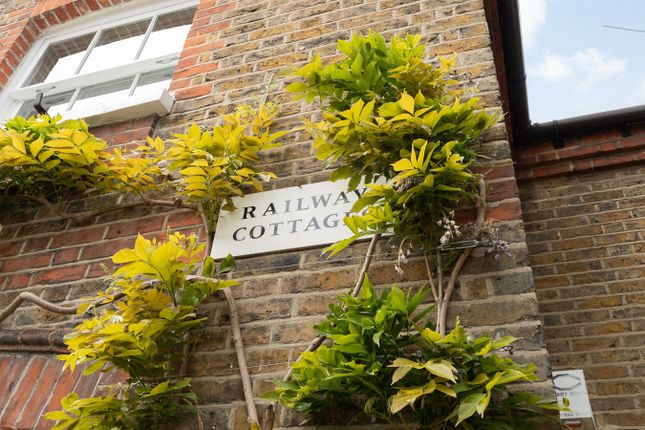 Sulgrave Road, Hammersmith, London W6, 2 bedroom cottage to rent ...