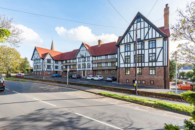 Flats for Sale in Queens Close, Lammas Lane, Esher KT10 - Queens Close ...