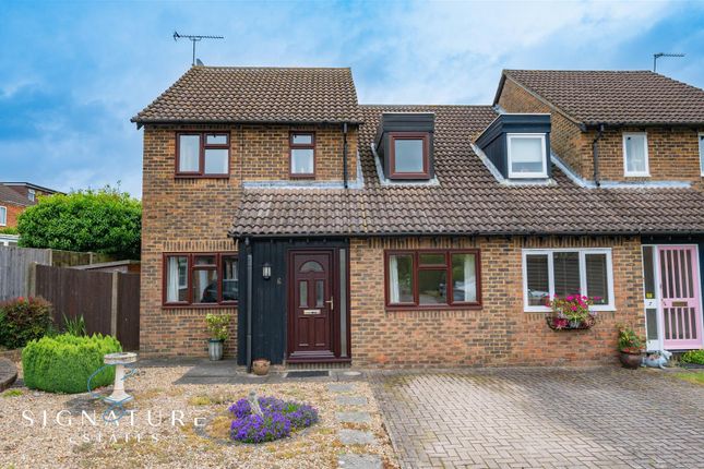 4 Bed Semi Detached House For Sale In New Hall Close Bovingdon Hemel