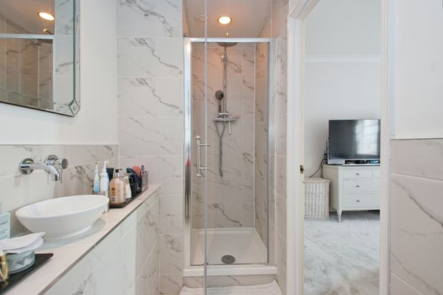 Gilbert Close, London SE18, 2 bedroom flat for sale - 66746180 ...