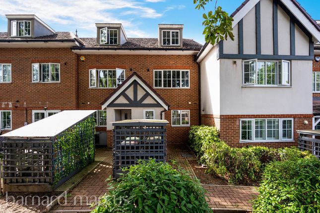 Cuddington Avenue Worcester Park Kt4 4 Bedroom Terraced House For