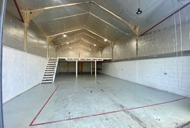 Light industrial to let in St. Marys Paddock, The Ridge, Cold Ash ...