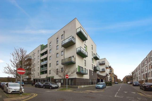 Crown Drive, Romford RM7, 1 bedroom flat for sale - 69655544 ...