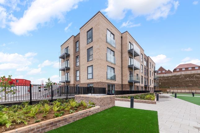 Griffin Court, Saxon Square, Luton LU2, 2 bedroom flat to rent ...