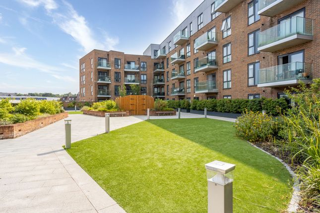 Queens Road, Elizabeth Place RH19, 2 bedroom flat for sale - 68073407 ...