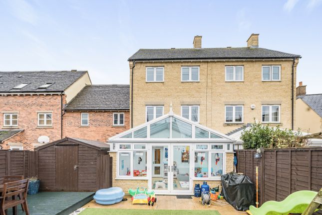 Pear Tree Walk, Carterton, Oxfordshire OX18, 4 bedroom semi-detached ...