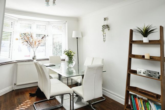 Chase Cross Road, Romford RM5, 4 bedroom bungalow for sale - 69797878 ...