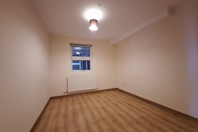 Red Lion Square, Wandsworth High Street, London SW18, 3 bedroom flat to ...