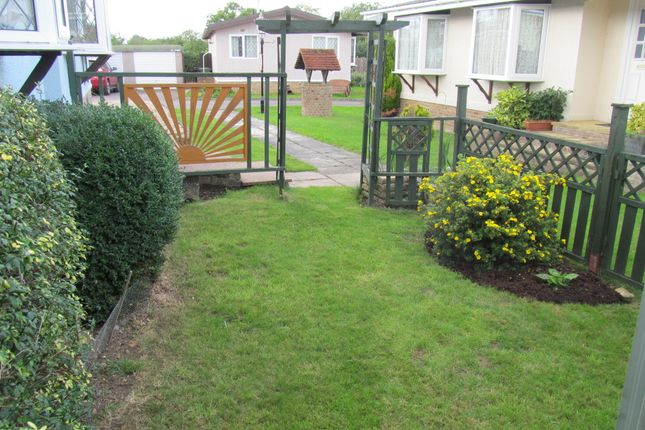 2 bed mobile/park home for sale in Cudworth Park (Ref 6000), Newdigate ...