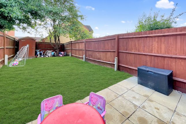 Lorimer Close, Luton, Bedfordshire LU2, 2 bedroom end terrace house for ...