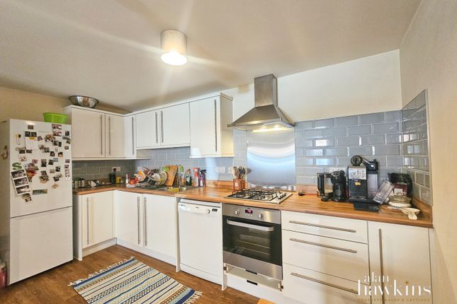 Cloatley Crescent, Royal Wootton Bassett SN4, 2 bedroom flat to rent ...