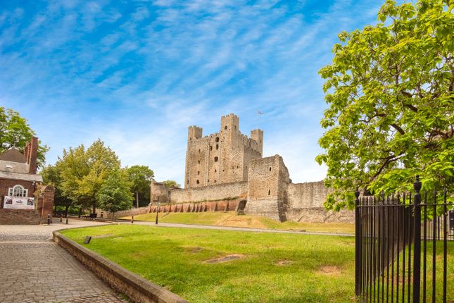 Castle View Mews, Castle Hill, Rochester, Kent ME1, 2 bedroom flat for ...