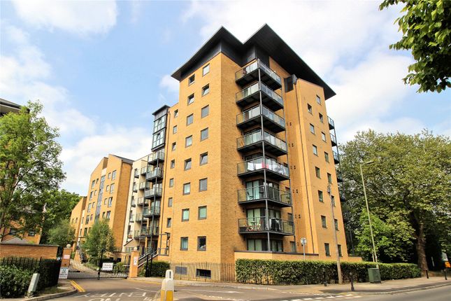 2 bed flat for sale in Victoria Way, Woking, Surrey GU21 - Zoopla