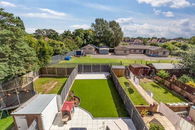 Finchingfield Avenue Woodford Green Ig8 4 Bedroom Terraced House For
