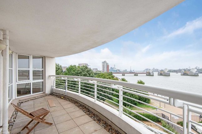 Barrier Point Road, London E16, 2 bedroom flat to rent - 66032490 ...