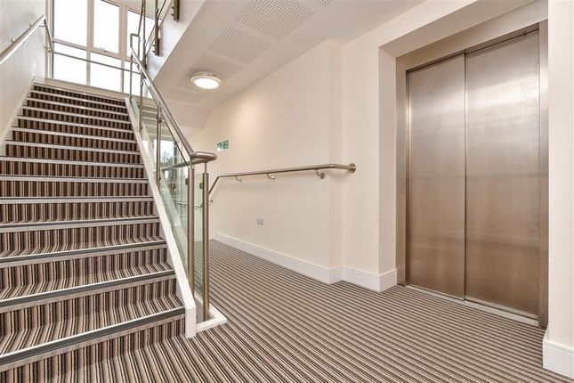 Yorke Road, Reigate, Surrey RH2, 2 bedroom flat for sale - 69299305 ...