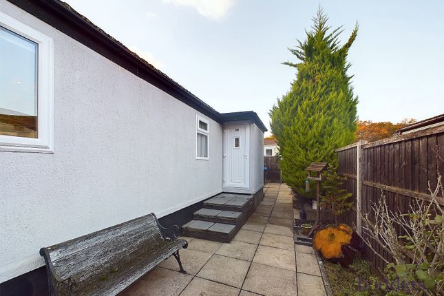 Warren Farm Home Park, Warren Lane, Woking, Surrey GU22, 2 bedroom ...