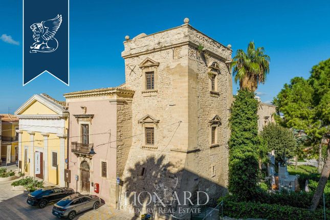 Comiso, Ragusa, Sicilia, 10 bedroom château for sale - 67021334 ...