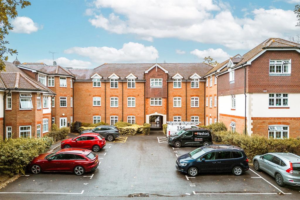 Brighton Road, Addlestone KT15, 2 bed flat for sale, £290,000 ...