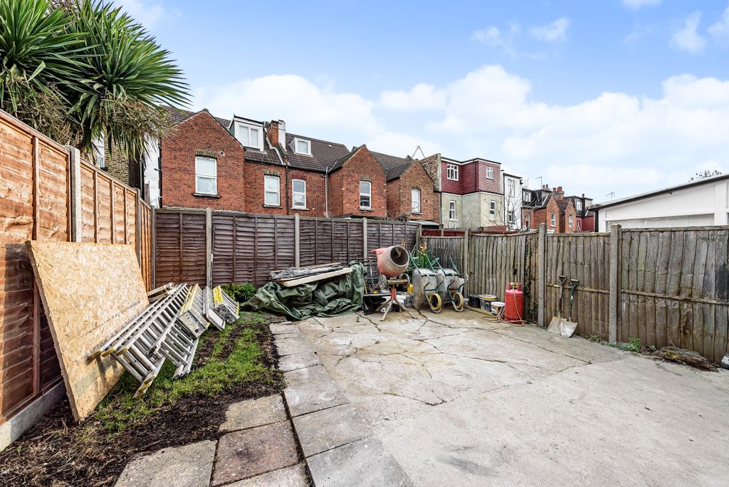 Yew Grove, London NW2, Studio to rent, £1,200 pcm | PrimeLocation